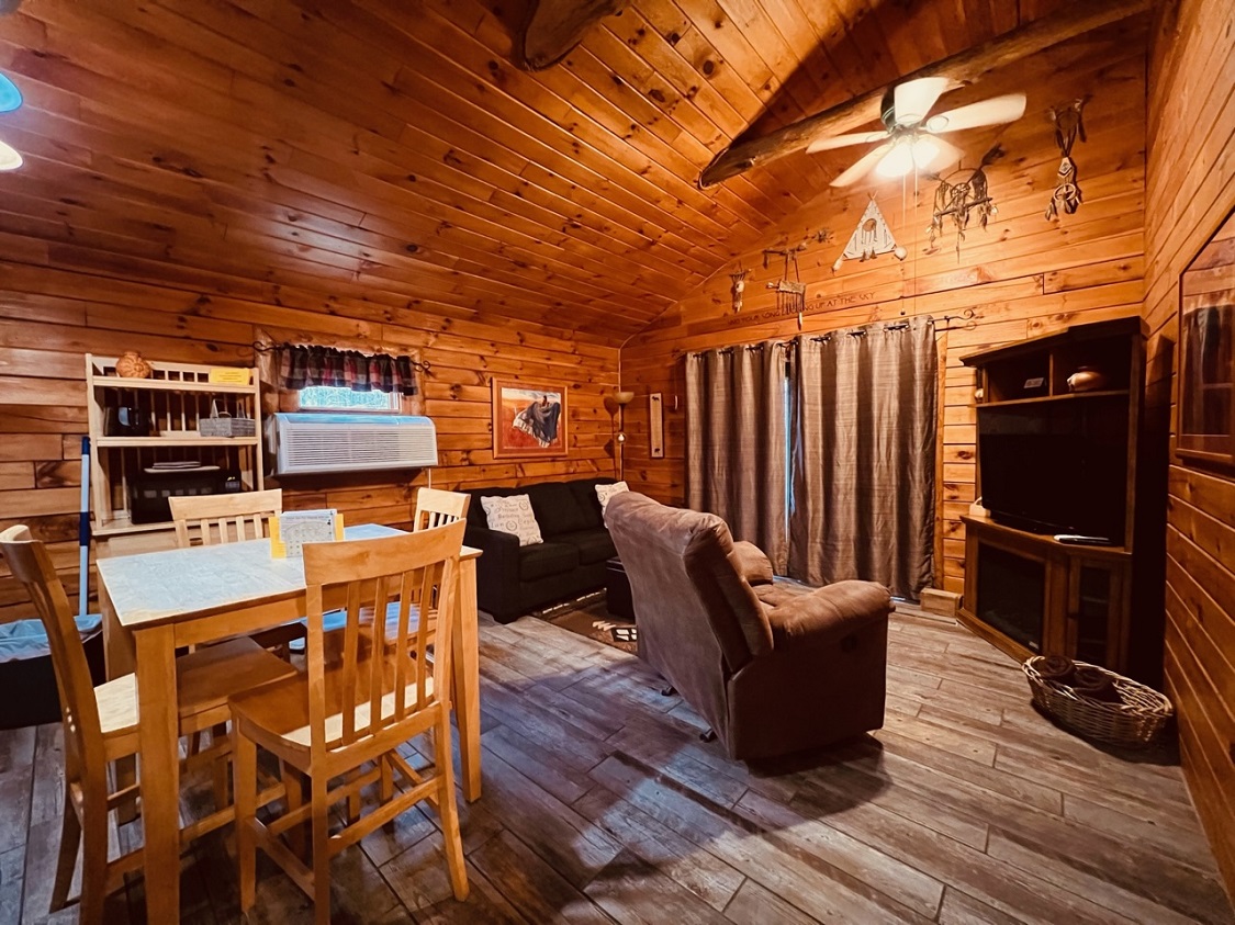 The Shawnee log cabin at Getaway Cabins® near Ash Cave